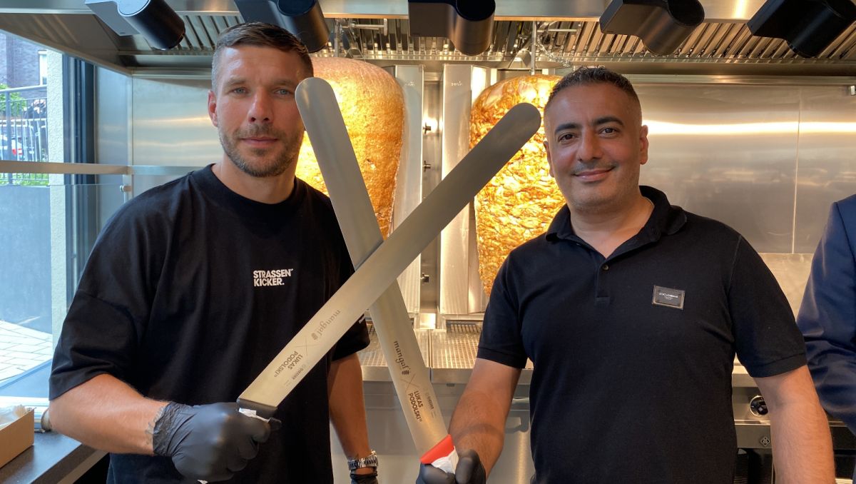 Kebab Podolskiego wkrótce w Polsce. "Lokal prawie gotowy" | TVP SPORT