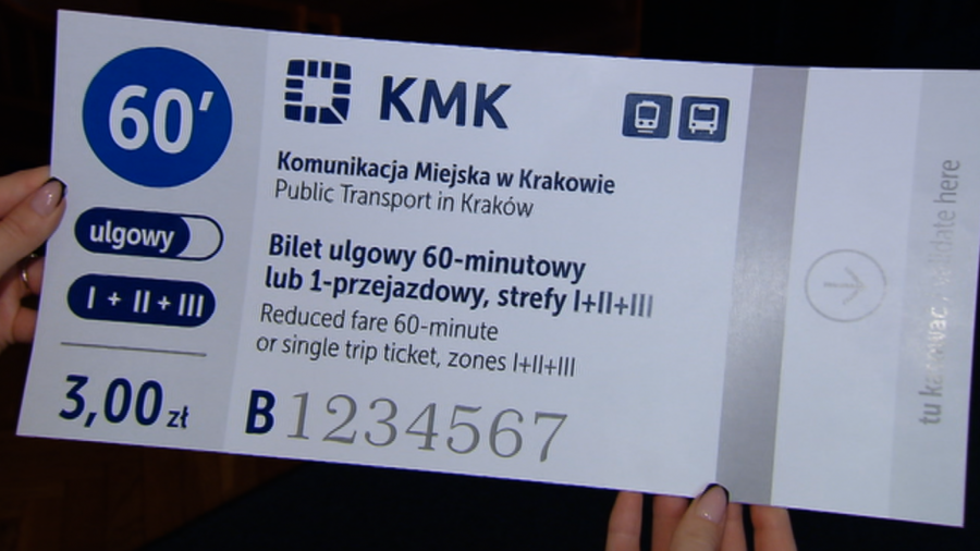 Na bilecie komunikacji miejskiej informacja o śladzie węglowym podróży