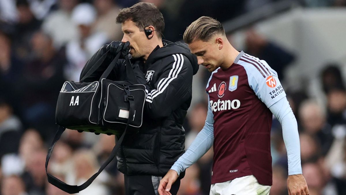 Matty Cash przedwcześnie opuścił boisko podczas meczu z Tottenhamem ...