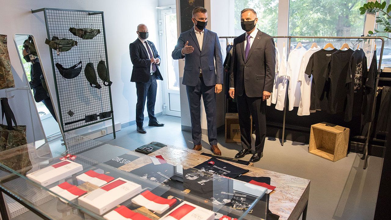 Andrzej Duda o sprawie "Red is Bad". Prezydent nosił odzież tej marki | TVP INFO