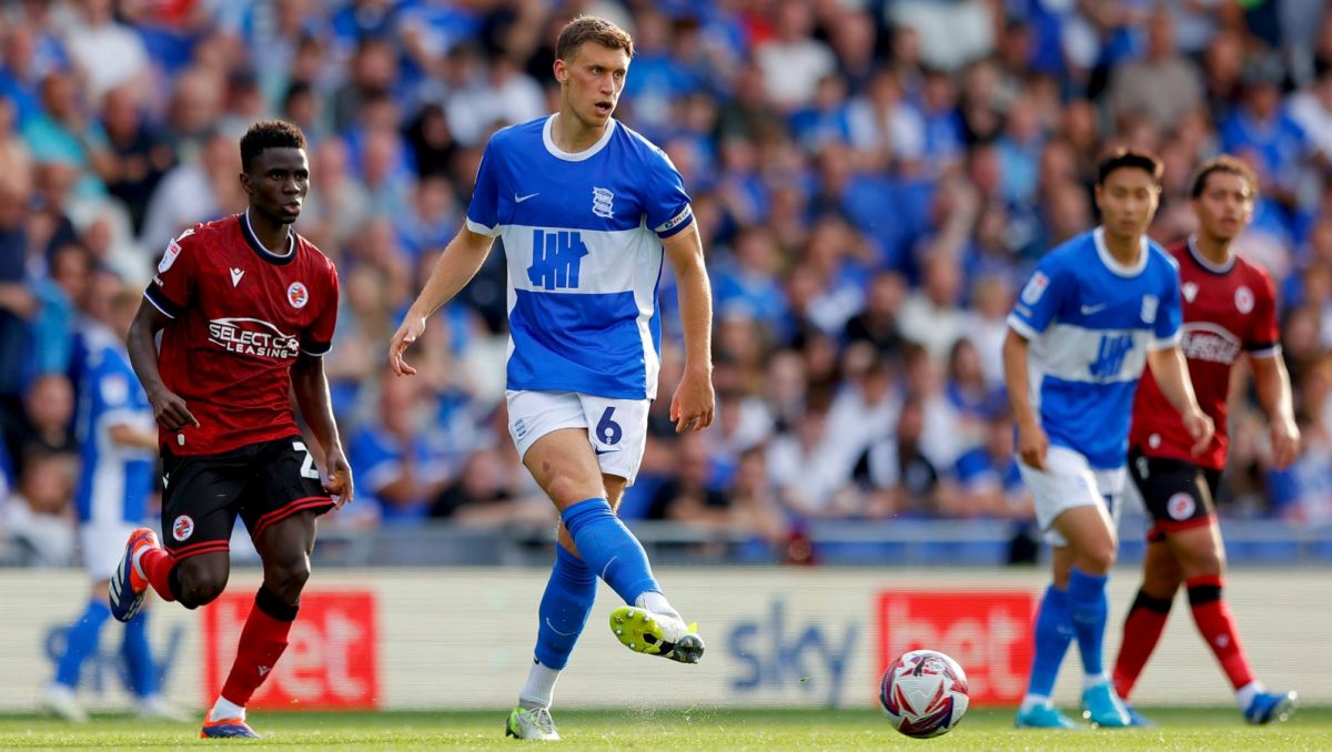 Krystian Bielik wylądował... z piłką we własnej siatce. Kuriozalny gol ...