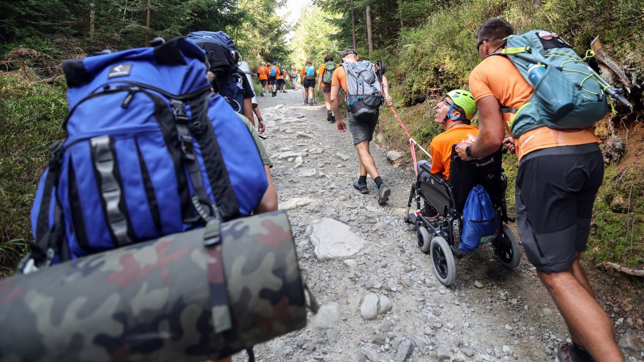 Polish volunteers help disabled people conquer Tatra
