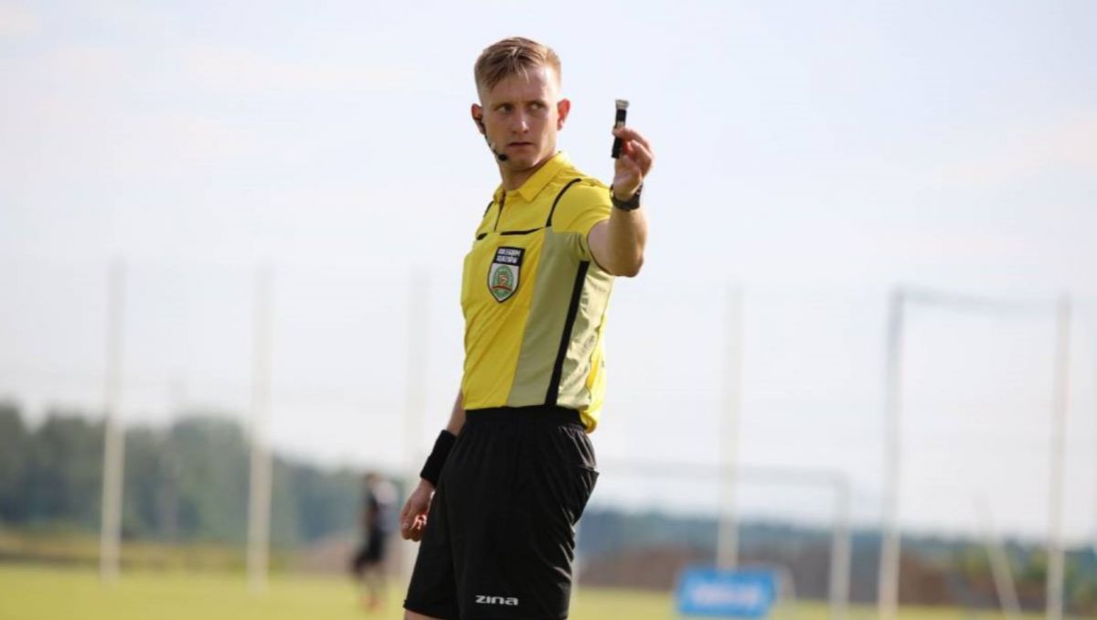 Piłkarz klubu Wissa Szczuczyn Mariusz Łapiński obraził sędziego Jakuba ...
