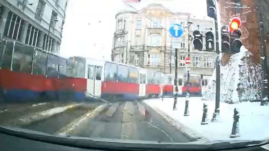 Tramwaj wypadł z szyn w centrum Bydgoszczy. Jest nagranie!
