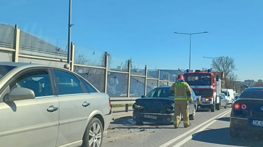 Zderzenie czterech aut na ruchliwym moście w Kielcach. Były spore utrudnienia