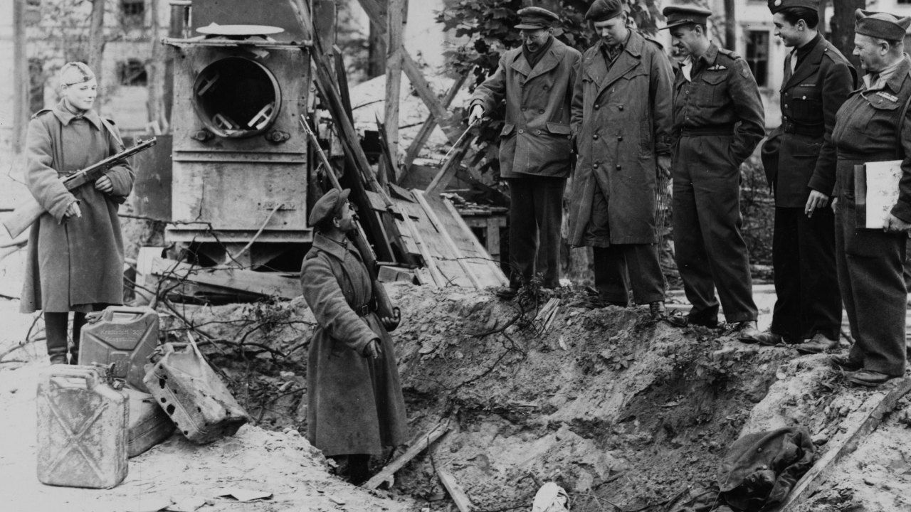 Adolf Hitler popełnił samobójstwo 30.04.1945. II wojna światowa ...