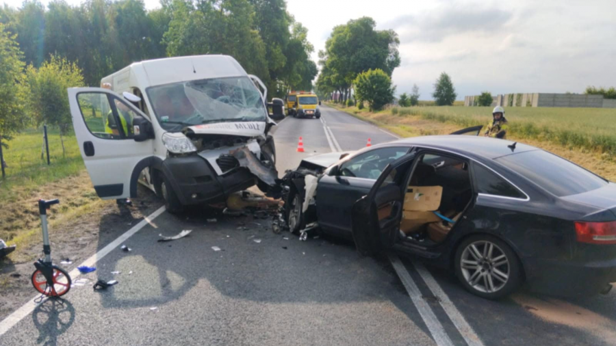 Pięć osób w szpitalu po zderzeniu busa z osobówką
