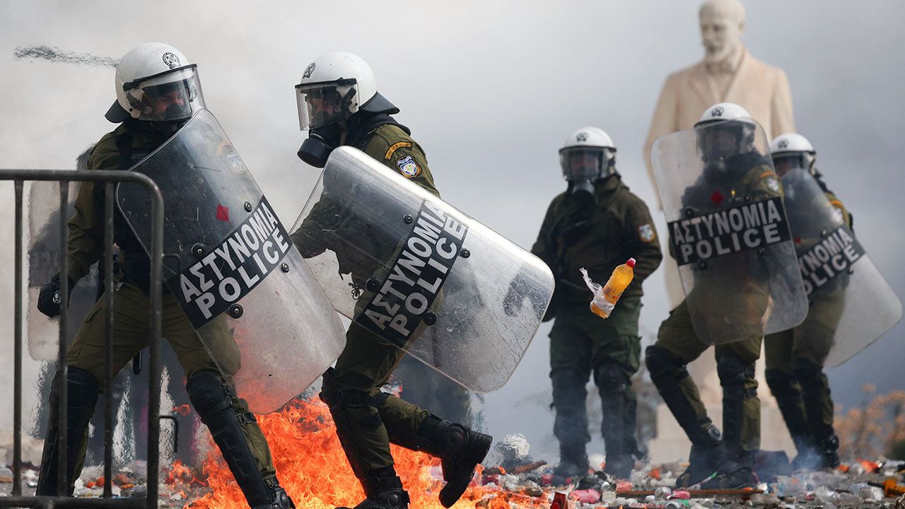 Zamieszki w Atenach. Polka relacjonuje protest w Atenach. Tysiące osób ...