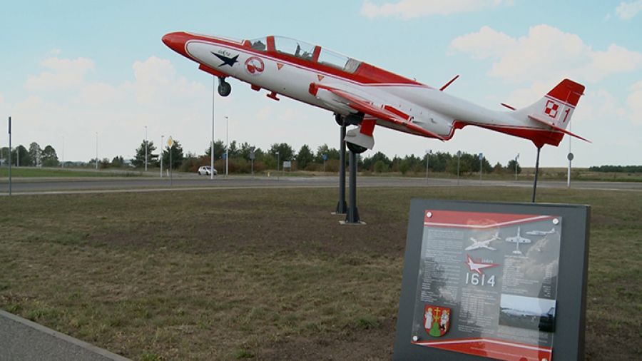 Samolot TS-11 Iskra promuje pas startowy w Suwałkach