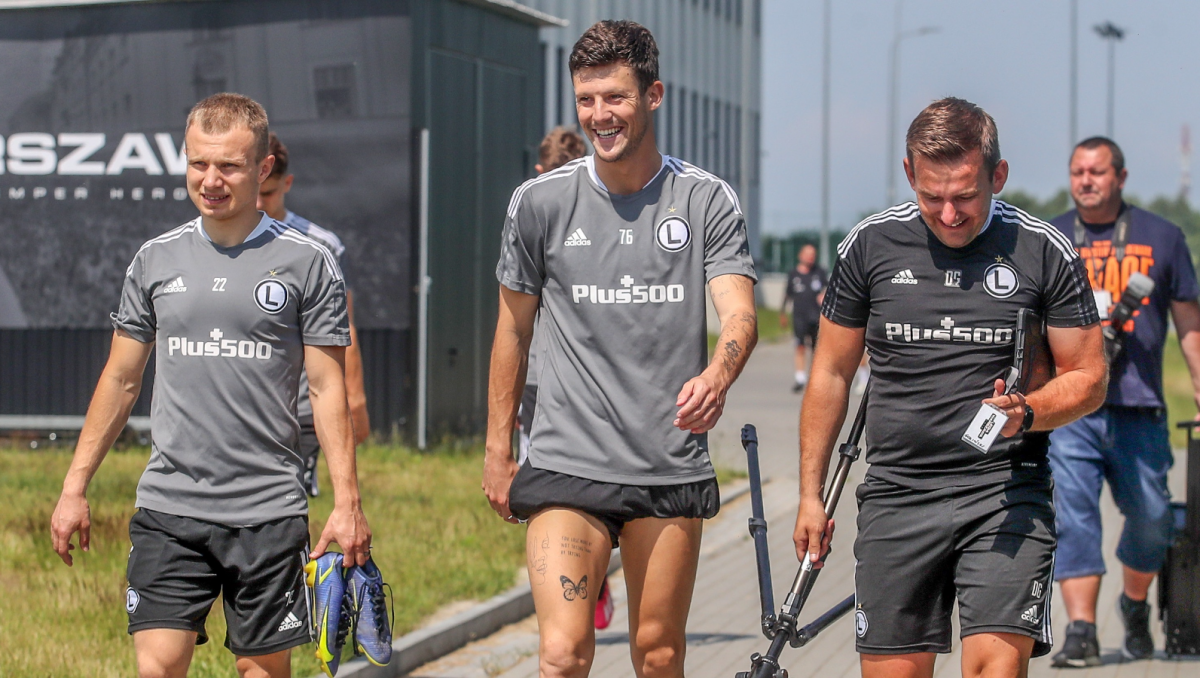 Legia Warszawa rozpoczęła treningi na boisku. Kosta Runjaic bez asystenta i kilku piłkarzy. Marc ...