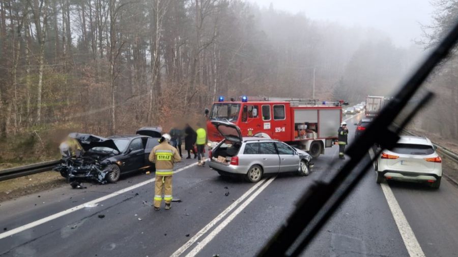 Wypadek na drodze krajowej nr 6. Są poszkodowani