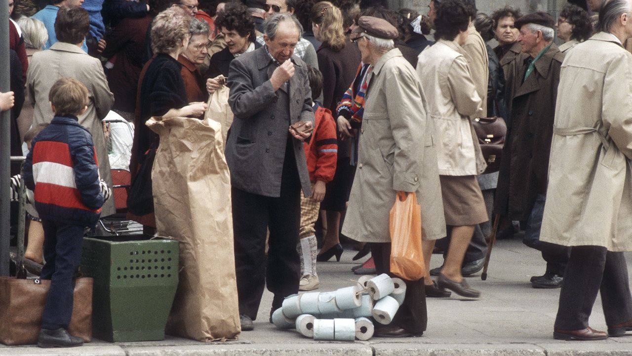 Handel w czasach PRL: Stacz kolejkowy, kartki, towar spod lady ...