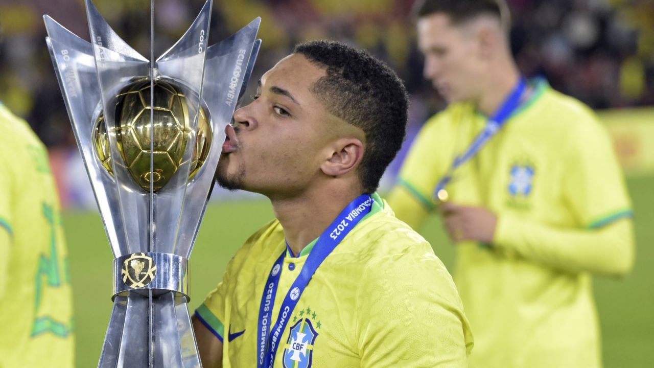 Media: Brazylijczyk Vitor Roque podpisał kontrakt z FC Barcelona | TVP ...