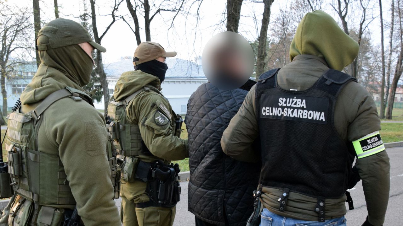 Polish customs officer held as smuggling ring busted